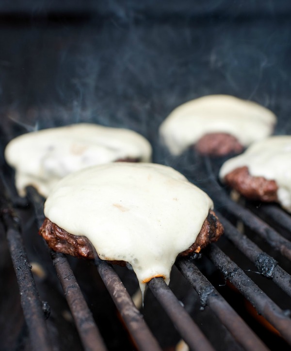 Grilled Garlic Bread Cheeseburgers with Mozzarella and Caramelized ...